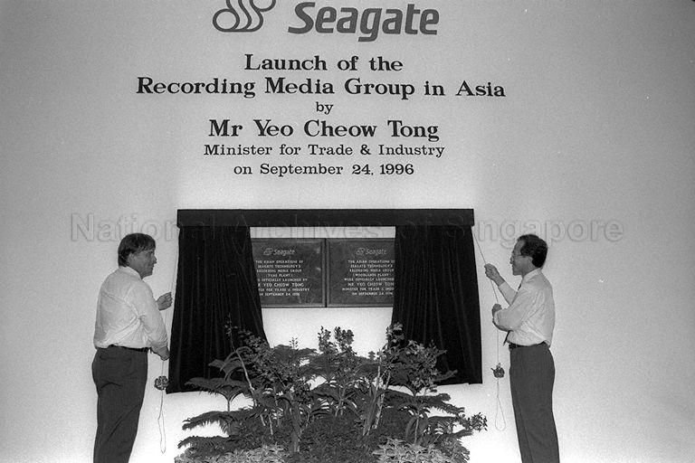 Minister for Trade and Industry Yeo Cheow Tong unveiling the