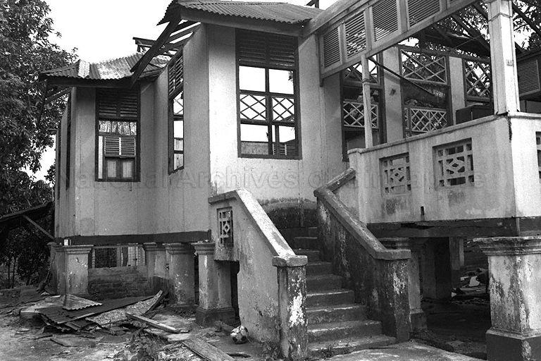 JALAN EUNOS KAMPONG MELAYU, MALAY HOUSE BEING DEMOLISHED