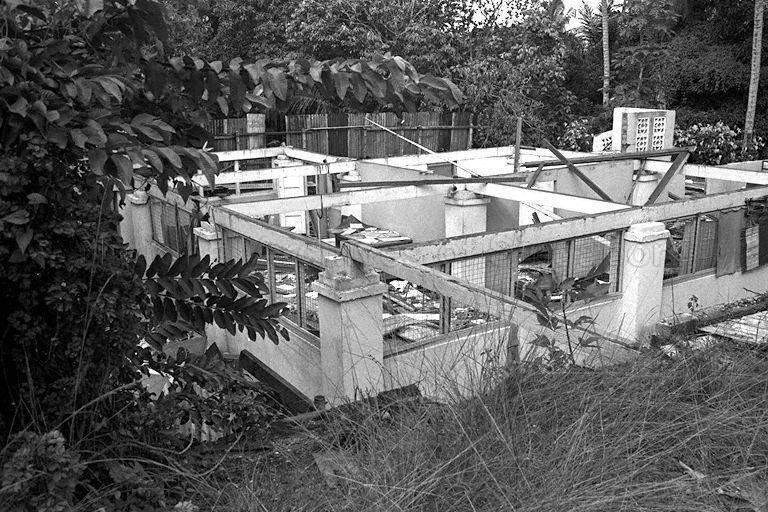 JALAN EUNOS KAMPONG MELAYU, MALAY HOUSE BEING DEMOLISHED