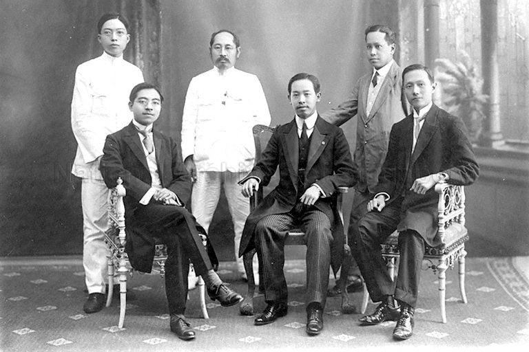 Dr Lim Boon Keng (standing, centre) and Tan Boo Liat