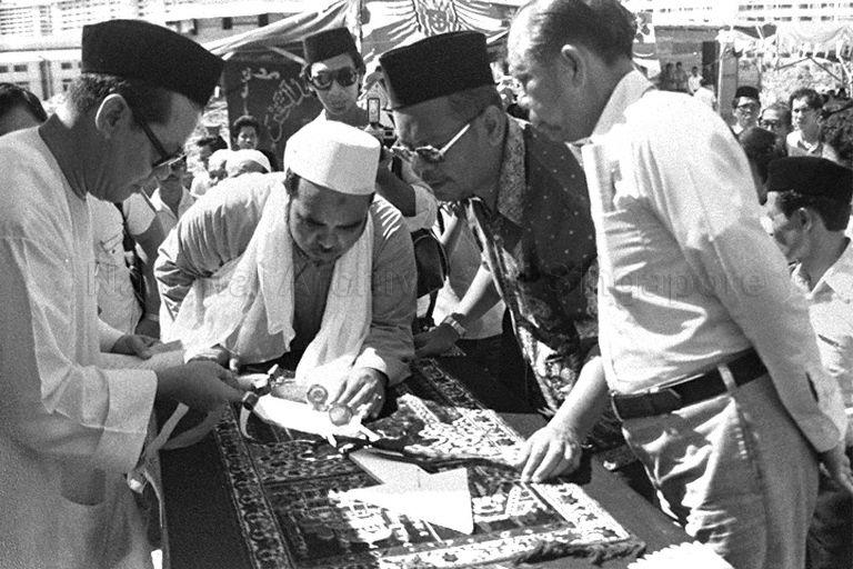 Mufti Syed Isa Mohamed Semait (with white cap) and committee