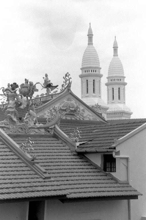 TANG GAH BEO'S WELL-DECORATED ROOF (FOREGROUND) AND DOME OF