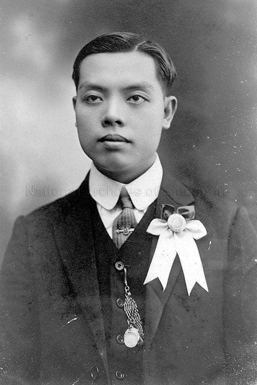 STUDIO PORTRAIT OF A CHINESE MAN