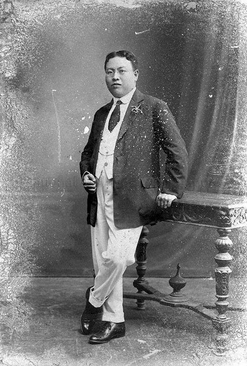 STUDIO PHOTOGRAPH OF A CHINESE MAN
