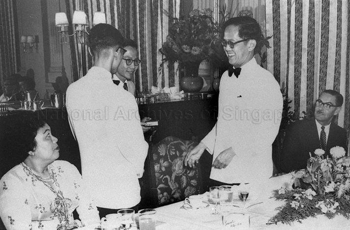 SINGAPORE CHIEF MINISTER LIM YEW HOCK PRESENTING AWARD TO