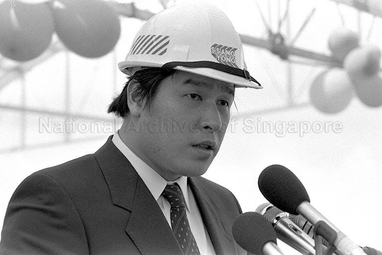 Ssangyong Construction Co. Ltd President Kim Suk Joon giving