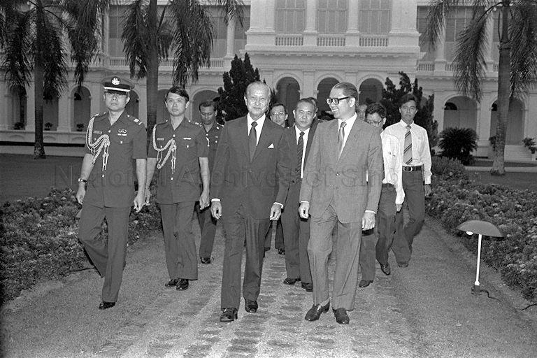 President-elect Wee Kim Wee arriving at Istana to host