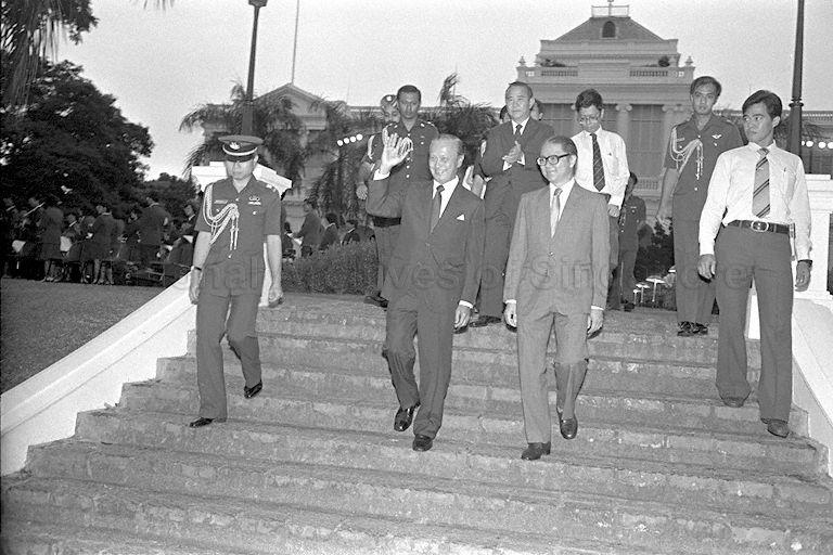 President-elect Wee Kim Wee waving to guests as he arrives