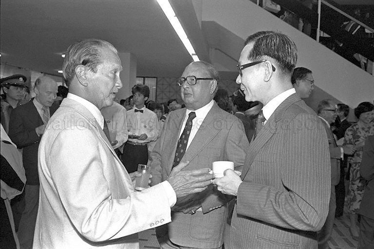 President Wee Kim Wee in conversation with Vice-Chancellor