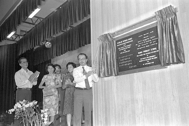 Eunos Member of Parliament Zulkifi bin Mohammed (wearing tie