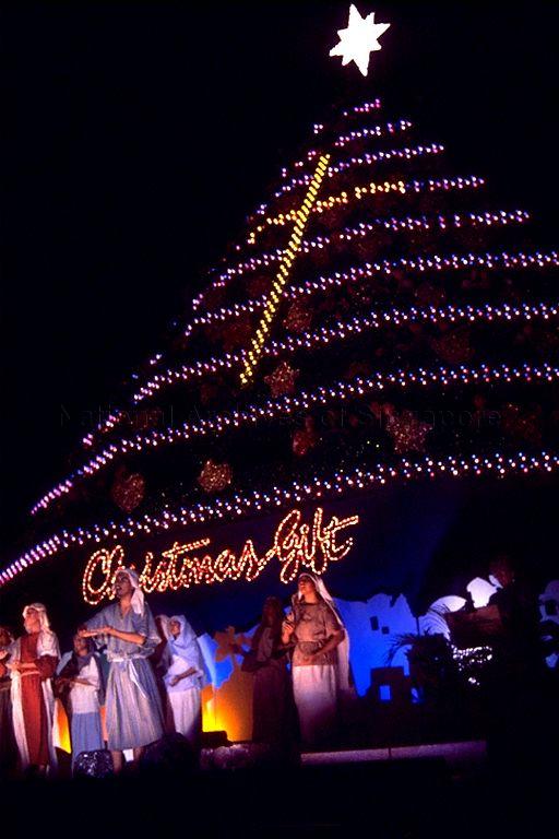 LIVE SINGING CHRISTMAS TREE