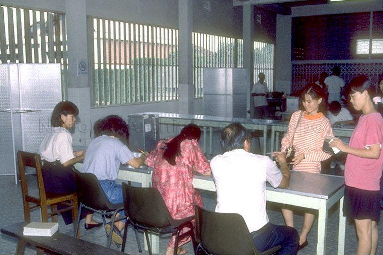 1998 General Election - People registering to vote at