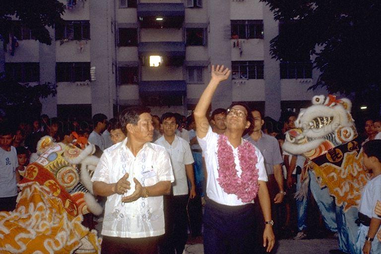 Minister without Portfolio Lim Chee Onn waving to residents
