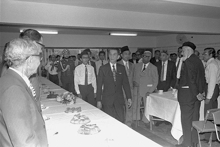 President Dr Benjamin Sheares acknowledges recognition as he