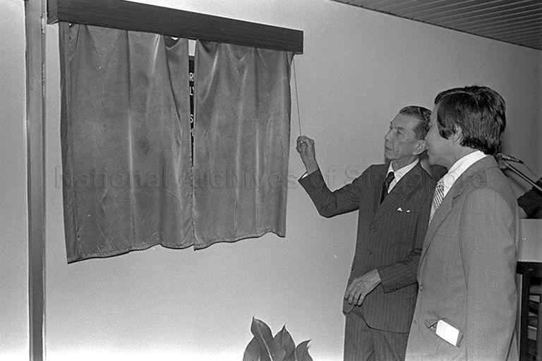 President Dr Benjamin Henry Sheares unveiling commemorative