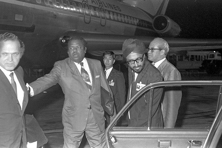 ARRIVAL OF PRIME MINISTER OF BARBADOS ERROL BARROW AT PAYA