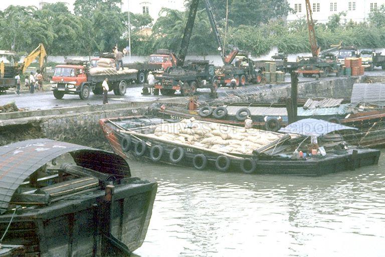 SINGAPORE RIVER - BOAT QUAY - LOADING/UNLOADING GOODS FROM