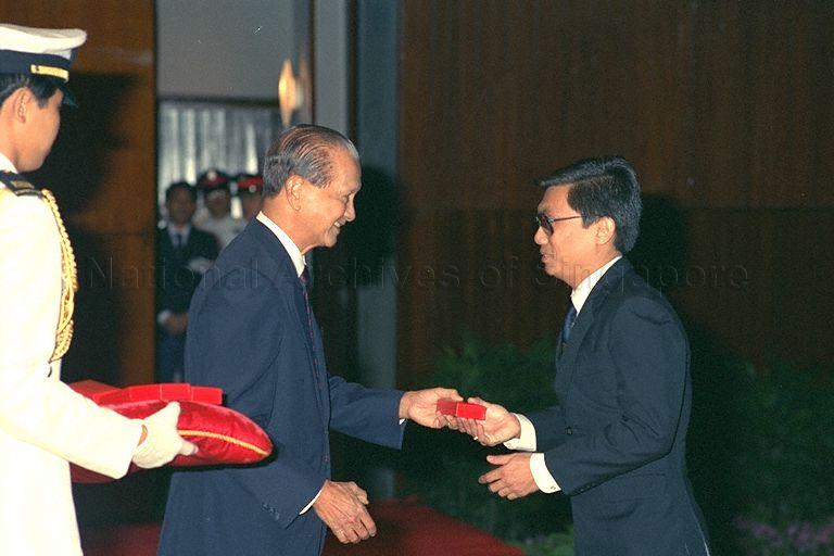 President Wee Kim Wee presenting efficiency medal to