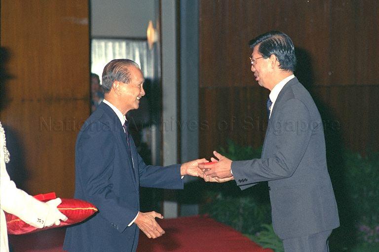 President Wee Kim Wee presenting efficiency medal to