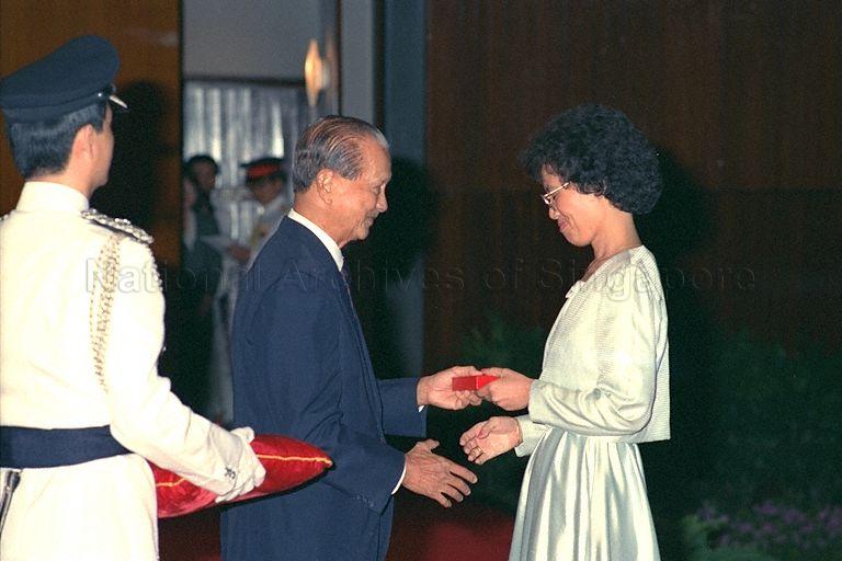 President Wee Kim Wee presenting efficiency medal to