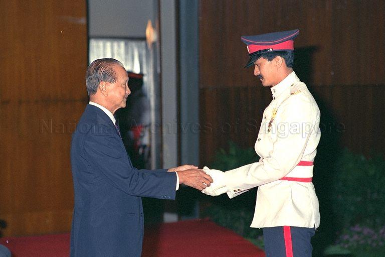 President Wee Kim Wee presenting efficiency medal to