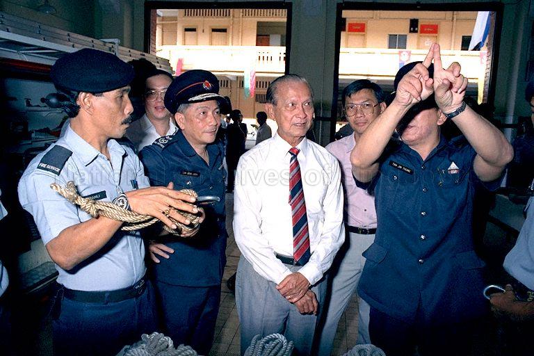 President Wee Kim Wee being briefed on ropes during his