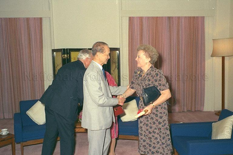 President and Mrs Wee Kim Wee (hidden) bidding farewell to