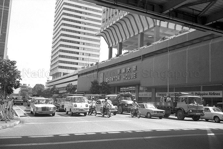 Street scene at Shenton Way, with Shenton House and Robina