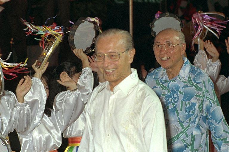 President Wee Kim Wee arriving at the stage outside Mandarin