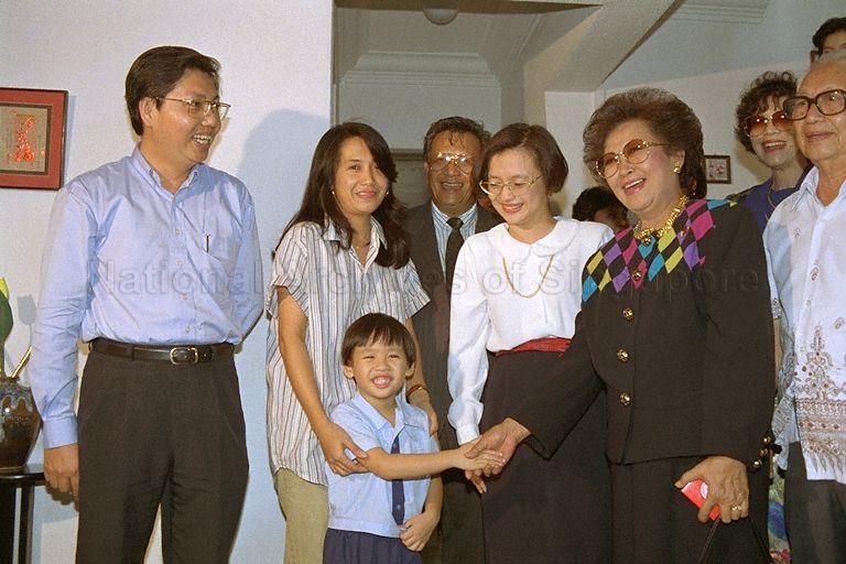 Philippine First Lady Amelita Ramos sharing a handshake and