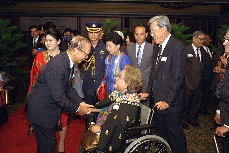 Guest of honour, President Wee Kim Wee talking with Seow