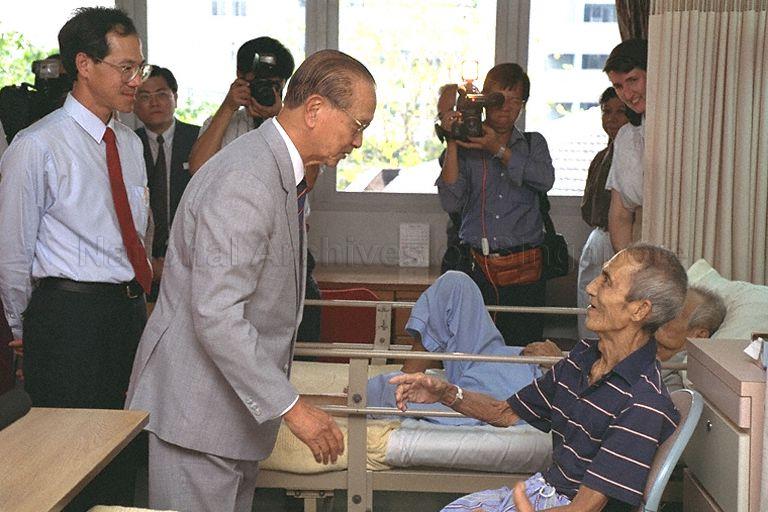 President Wee Kim Wee talking with patient during tour of