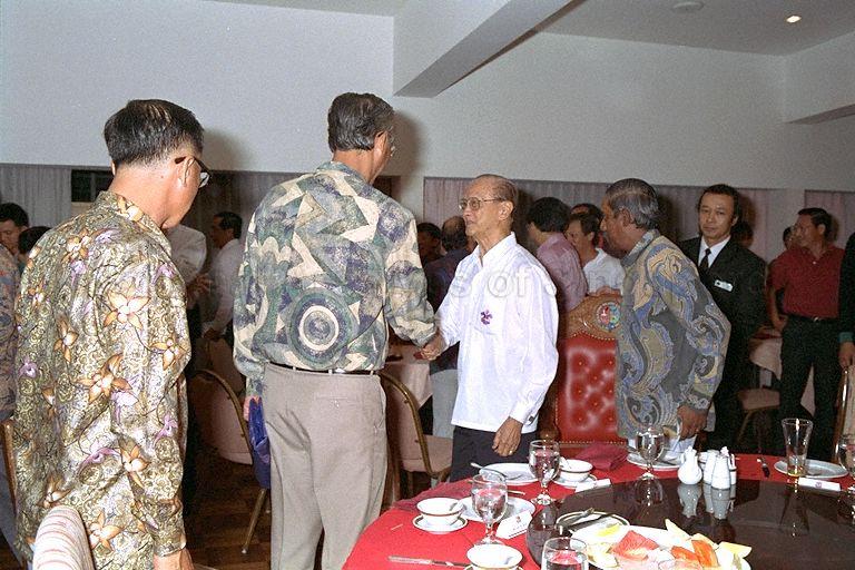 President Wee Kim Wee bidding goodbye to Prime Minister Goh