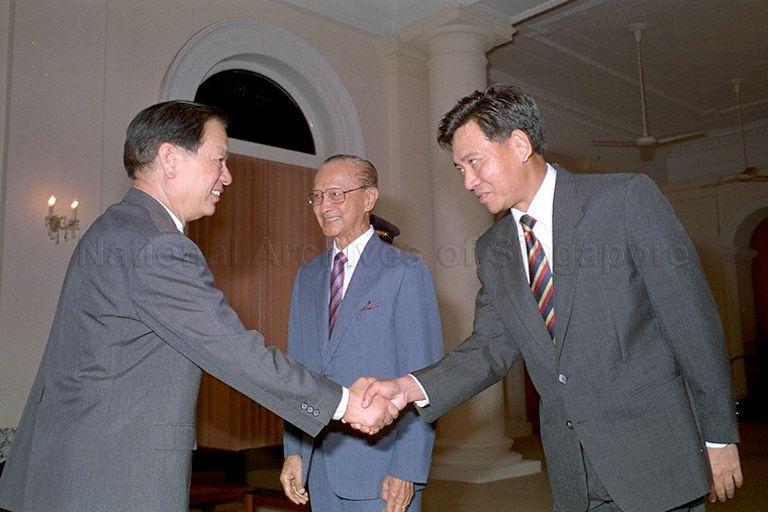 President Wee Kim Wee (centre) and his private secretary Tan