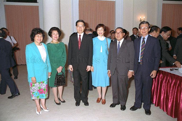 President Ong Teng Cheong (third from left) joins newly