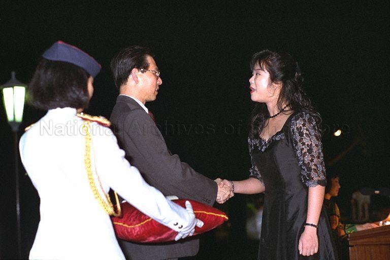 President's scholar Sim Ann receiving the President's