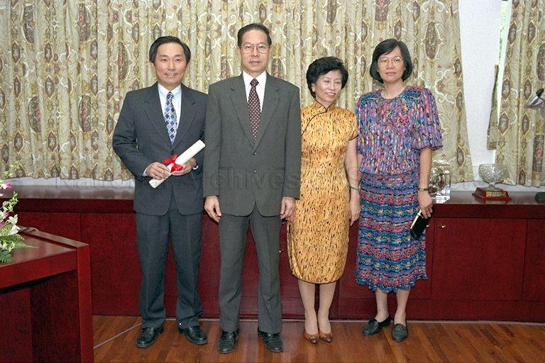 GROUP PHOTOGRAPH OF PRESIDENT ONG TENG CHEONG AND THE FIRST