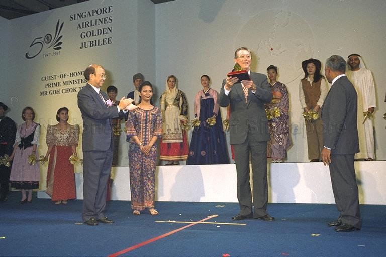 PM GOH CHOK TONG RECEIVING GIFT FROM MP (TOA PAYOH), S