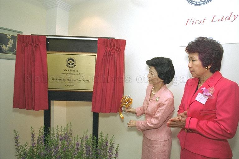 Mrs Ong Teng Cheong Unveiling Commemorative Plaque During