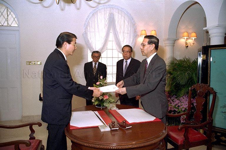 MR LEE SEIU KIN RECEIVES INSTRUMENT OF APPOINTMENT AS