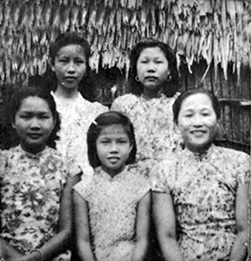 GROUP PHOTO OF LADIES AND A GIRL IN SAMFOO