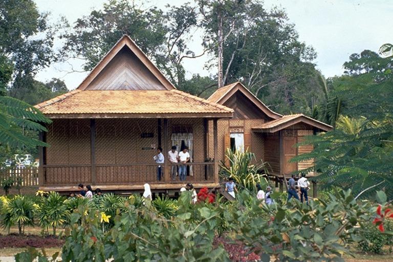 MALAYSIA - ARCHITECTURE : TRADITIONAL ATTAP HOUSES