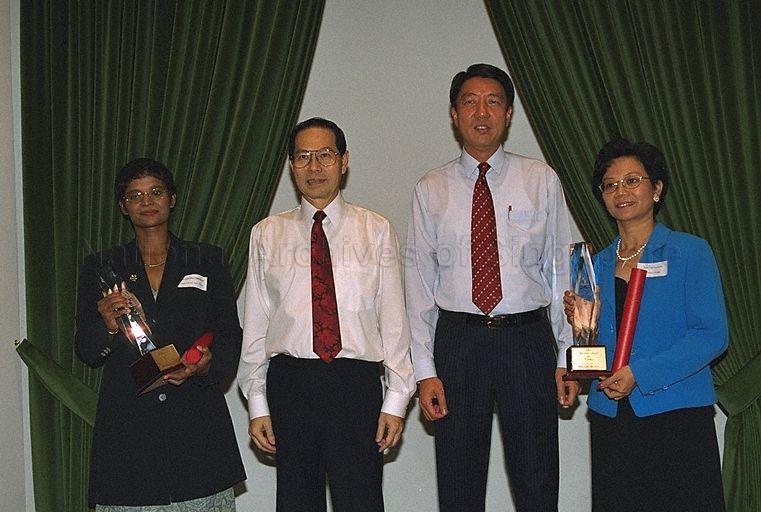 President Ong Teng Cheong (second from left) and Minister