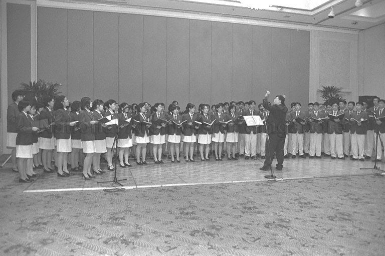 Award recipient Nelson Kwei conducting the choir during a