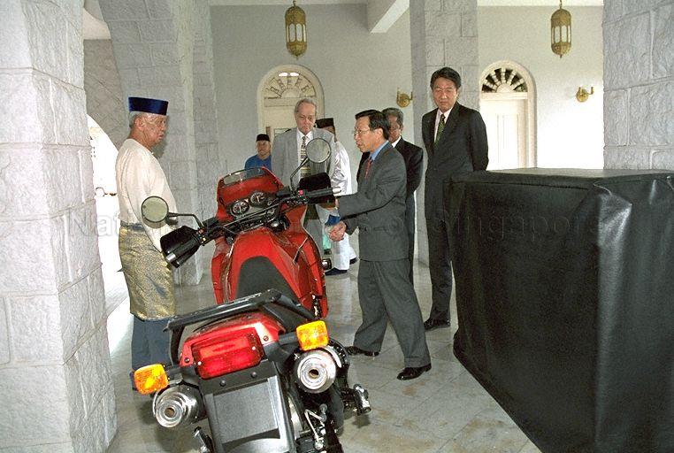 Sultan Mahmood Iskandar of Johor showing one of the