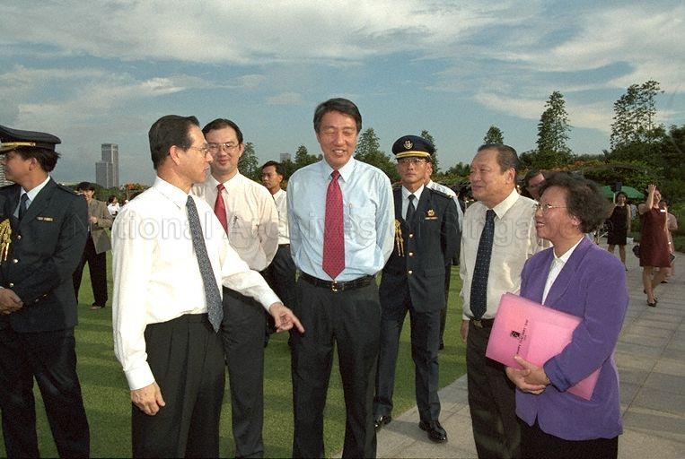 President Ong Teng Cheong (first from left), Permanent