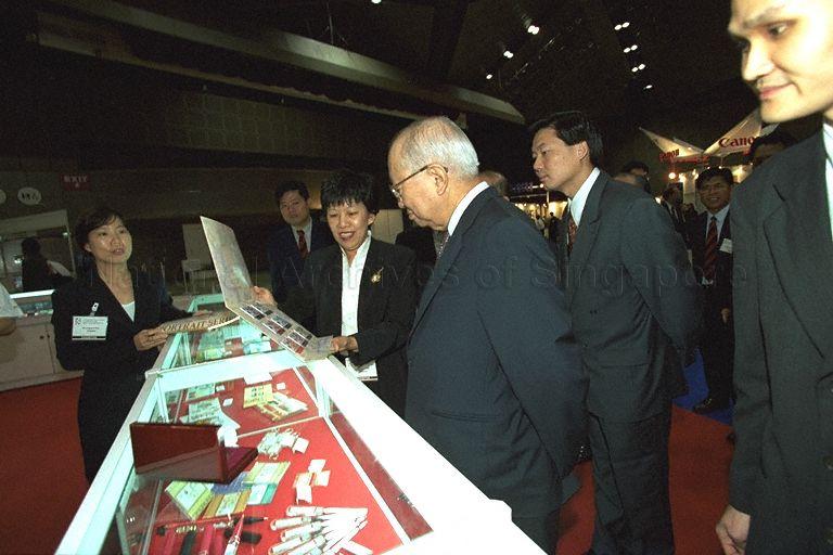 Minister for Finance Dr Richard Hu Tsu Tau viewing exhibits