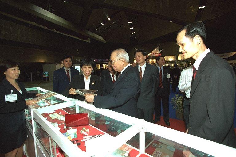 Minister for Finance Dr Richard Hu Tsu Tau viewing exhibits
