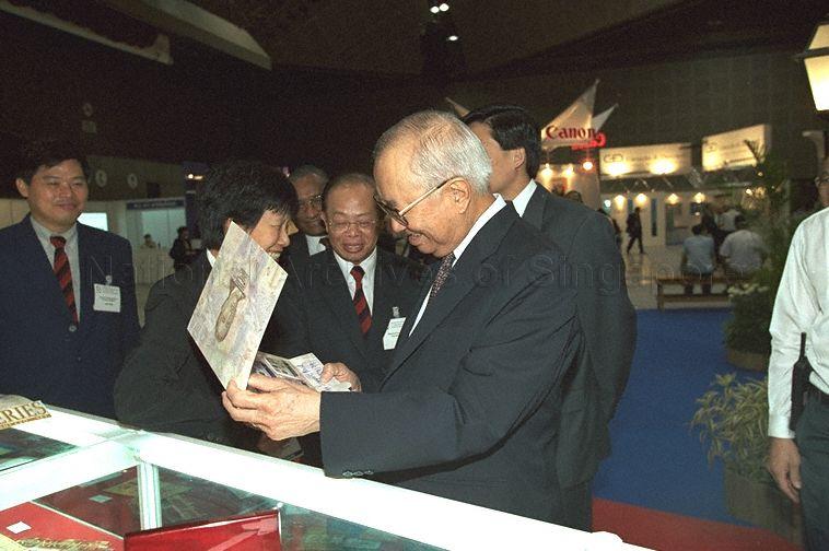 Minister for Finance Dr Richard Hu Tsu Tau viewing exhibits