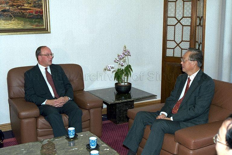 HEWLETT PACKARD'S CHAIRMAN LEWIS PLATT & ITS PRESIDENT